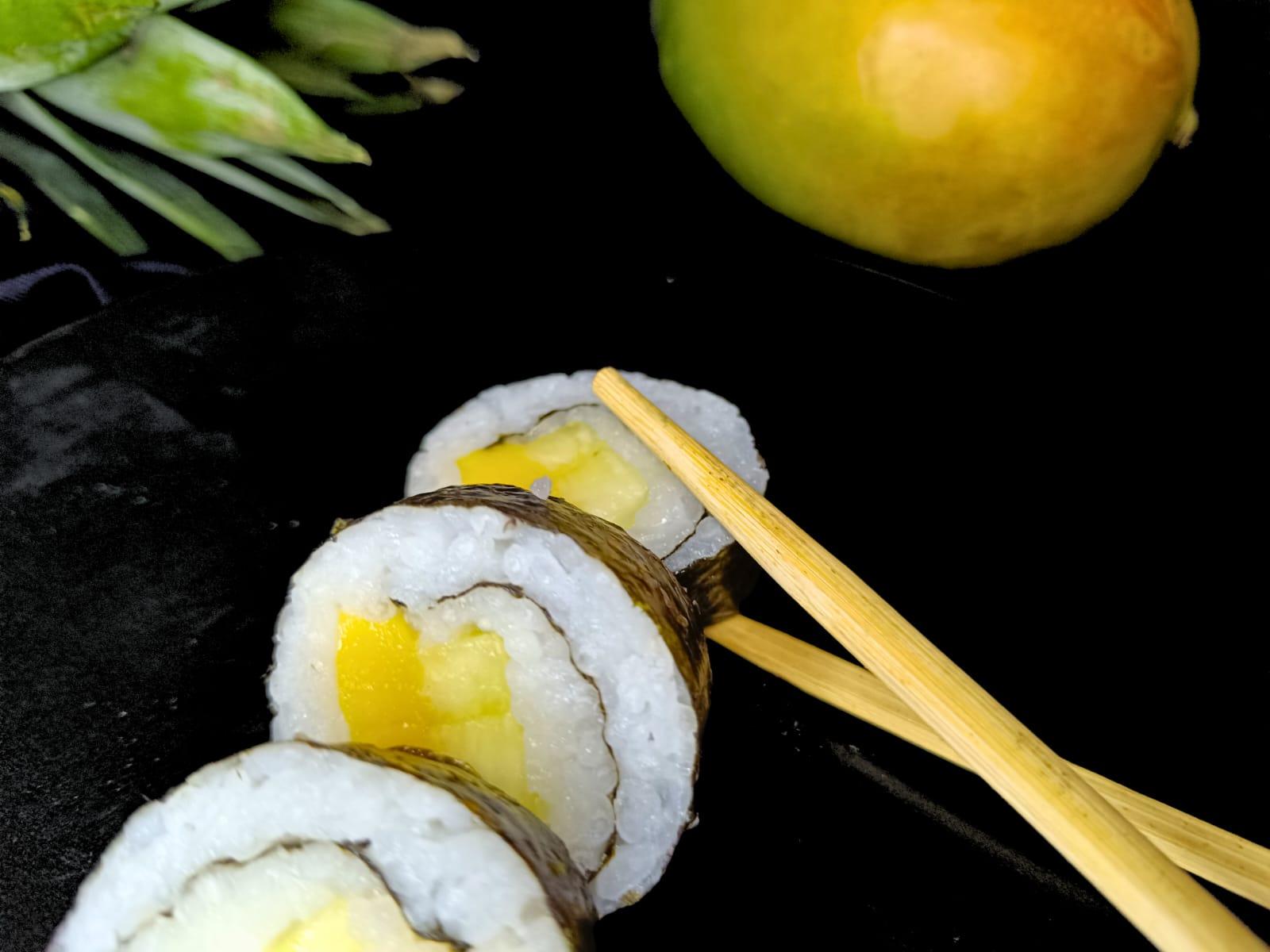 Cum faci sushi acasă fără pește – cu mango și ananas • Sasha Cuisine